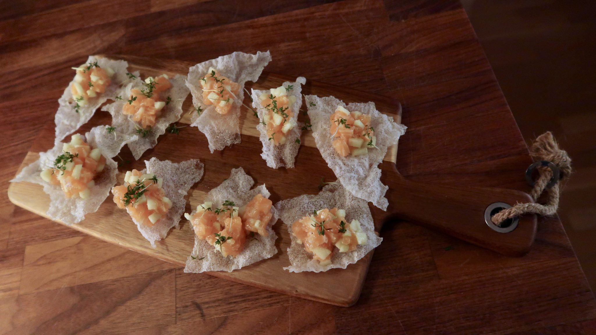 Laxtartar på friterat rispapper – Stina Wallentin